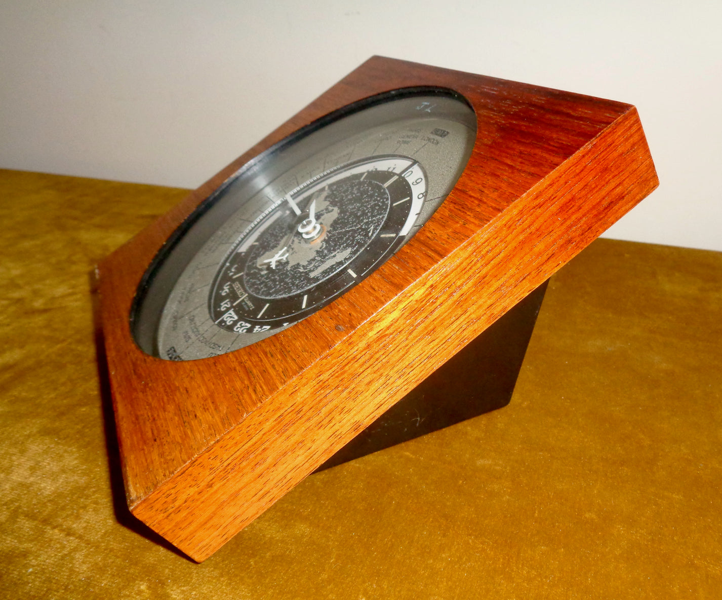 1970s Seiko Quartz World Time Desk Clock QZ877B In Wood Surround ...