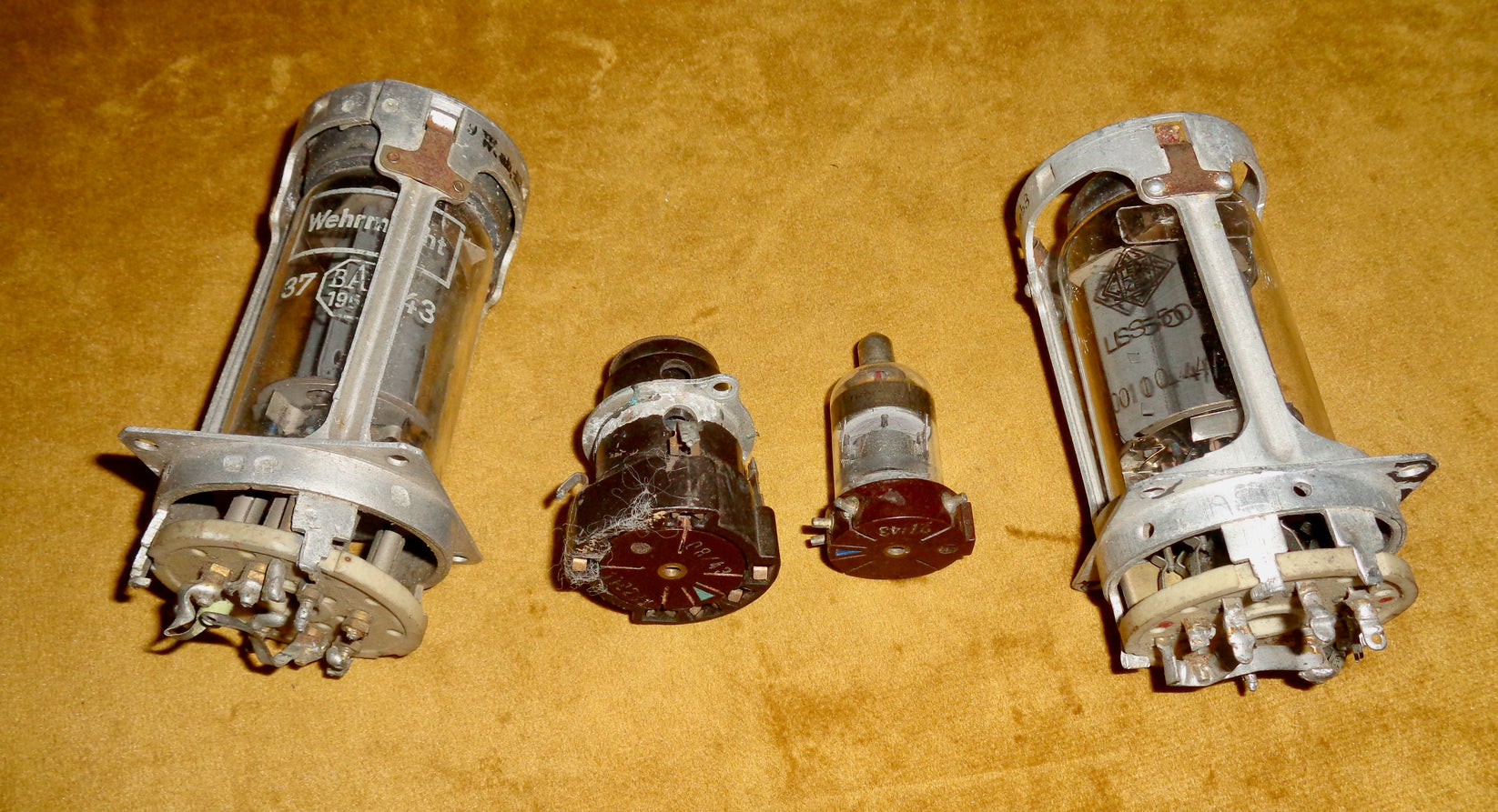 Set of Four WW2 German Telefunken Thermionic Valves – Mullard Antiques ...