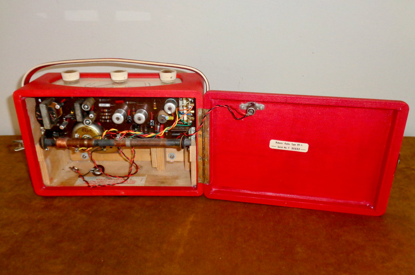 1950s Red Roberts RT1 Two Waveband LW/MW Transistor Radio – Mullard ...