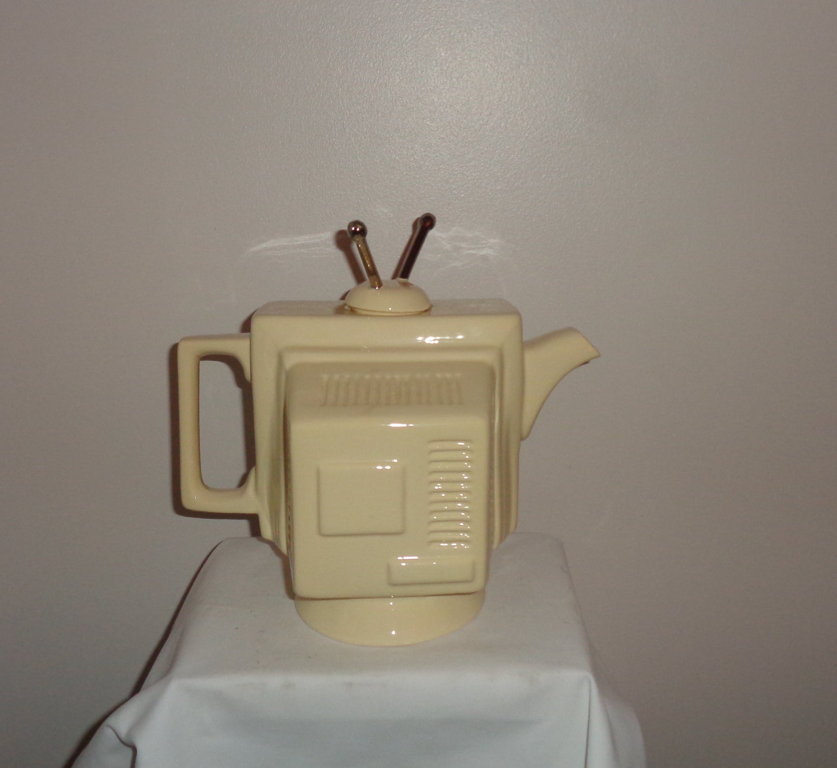 Swineside Teapottery Retro Television Novelty Pottery Teapot New Old S ...