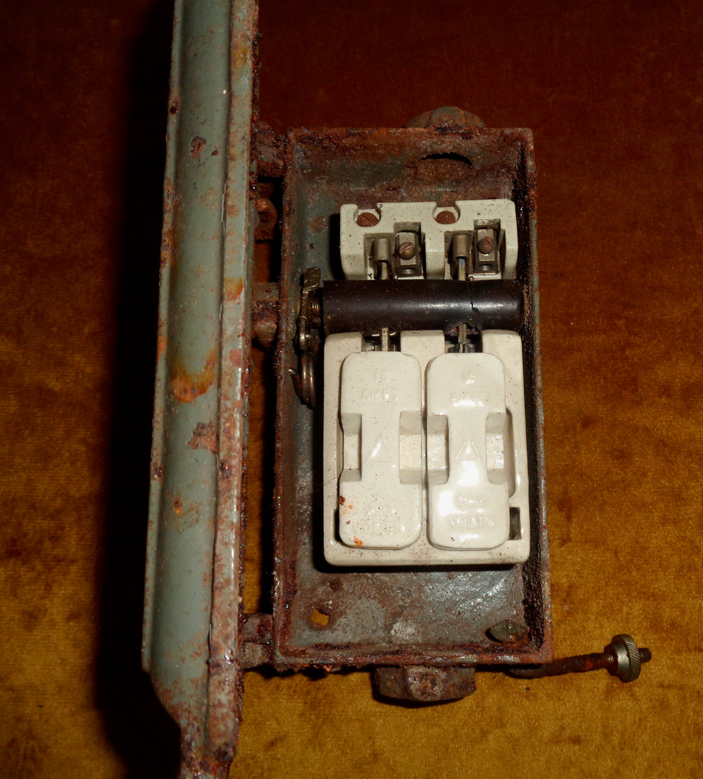 1930s Apex 599F Ceramic and Metal Electrical Fuse Box – Mullard ...