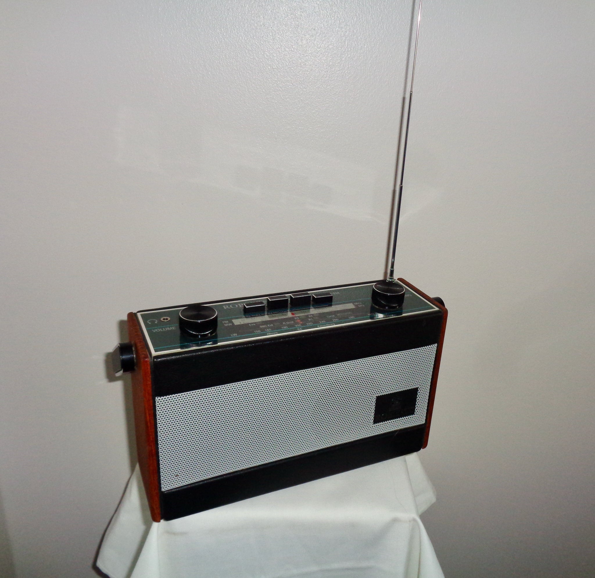 Vintage R717 Roberts Radio In Original Black Leatherette – Mullard ...