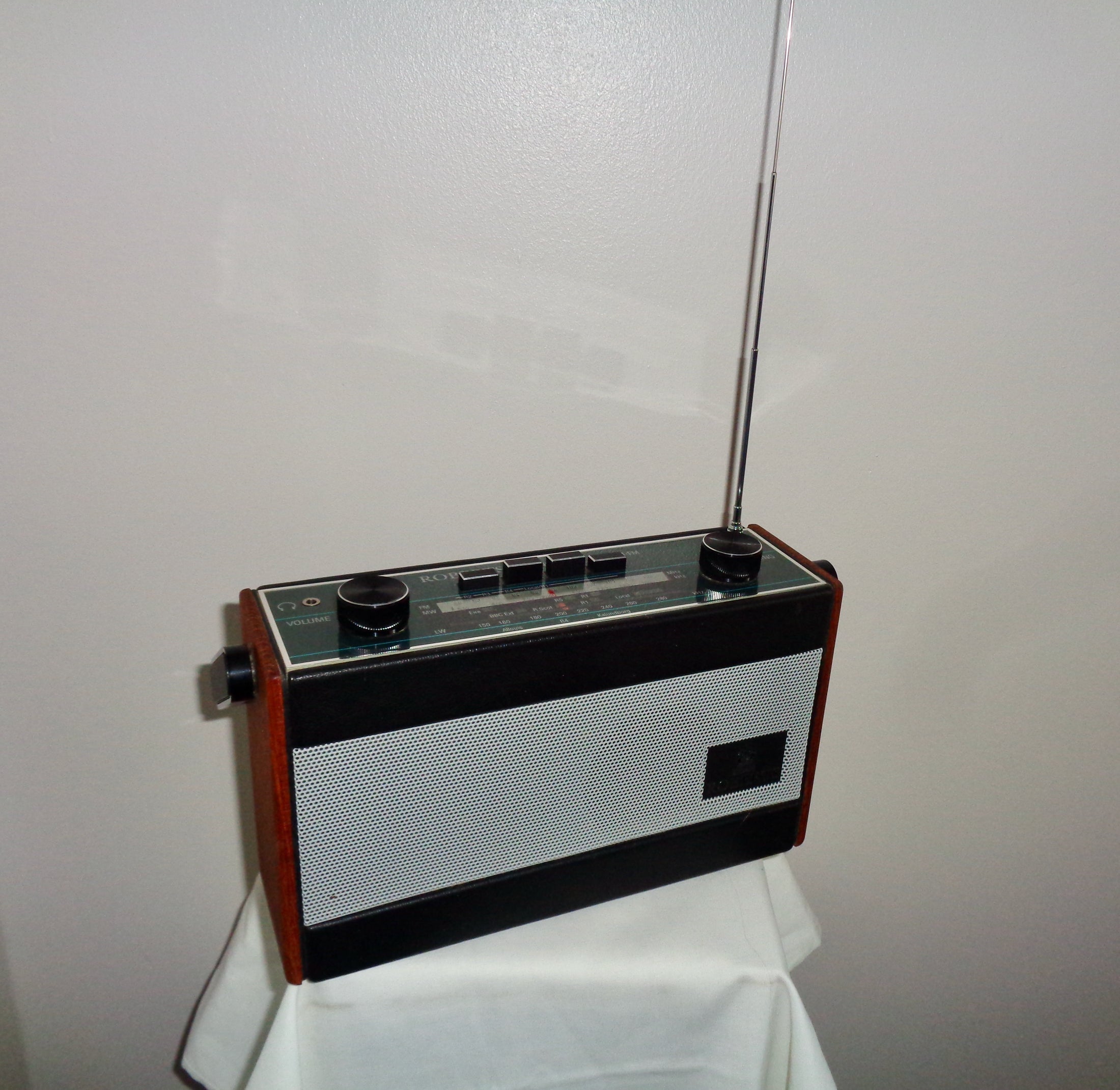 Vintage R717 Roberts Radio In Original Black Leatherette – Mullard ...