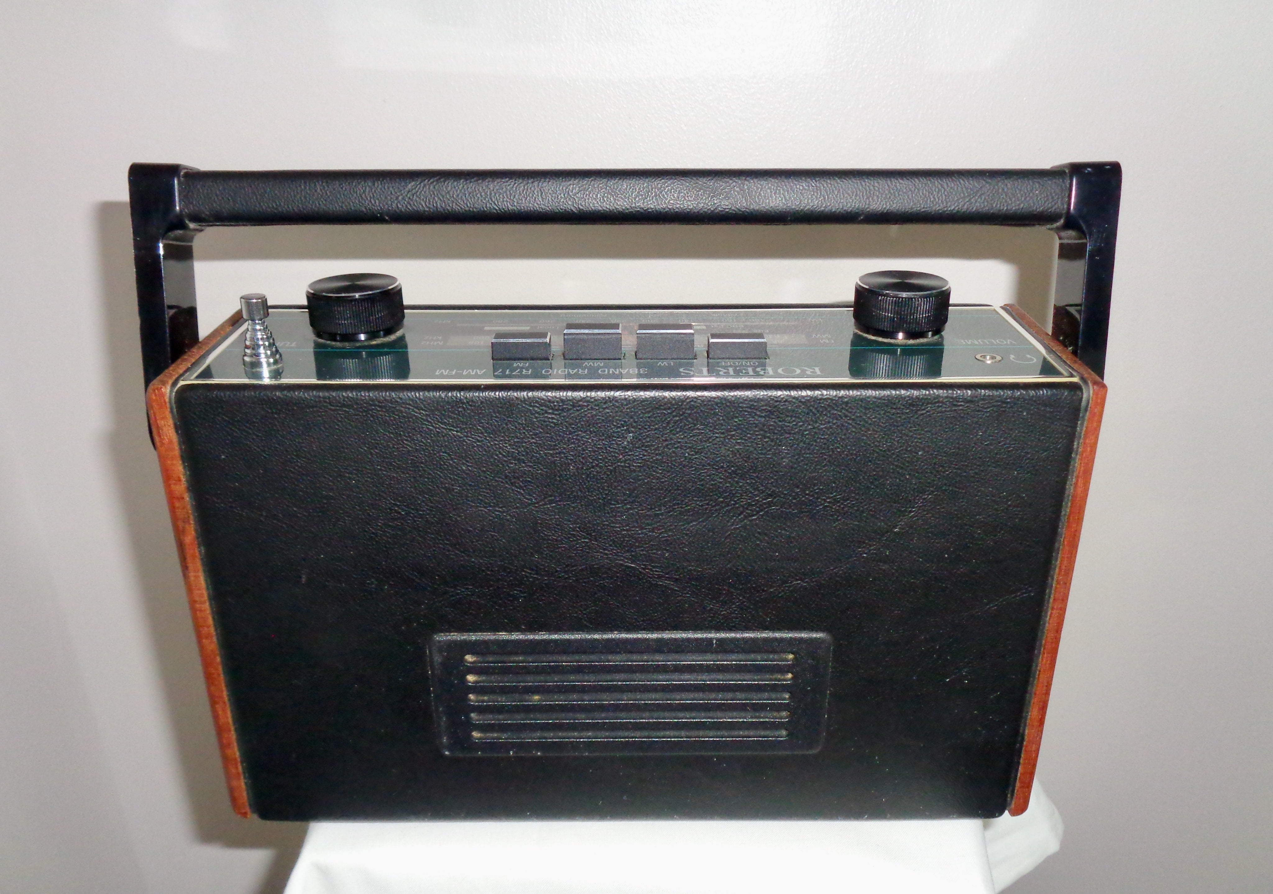 Vintage R717 Roberts Radio In Original Black Leatherette – Mullard ...