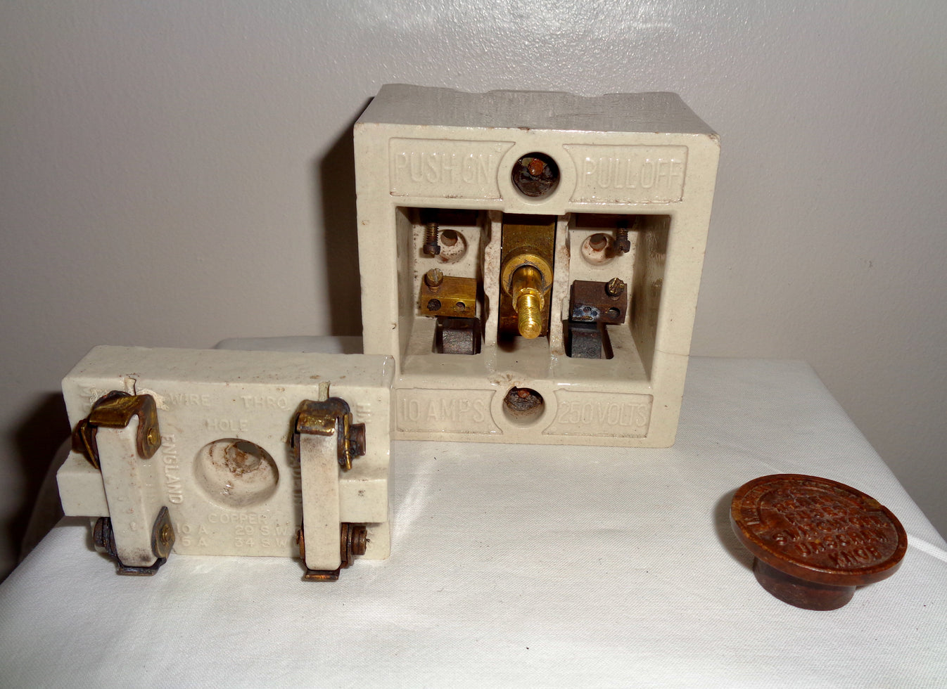 Vintage MEM DIX Ceramic Electrical Fuse Box – Mullard Antiques and ...